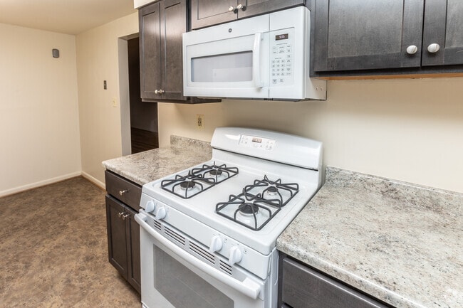 Fox Ridge Manor Apartments for Rent with a Yard - Essex, MD - Updated ...
