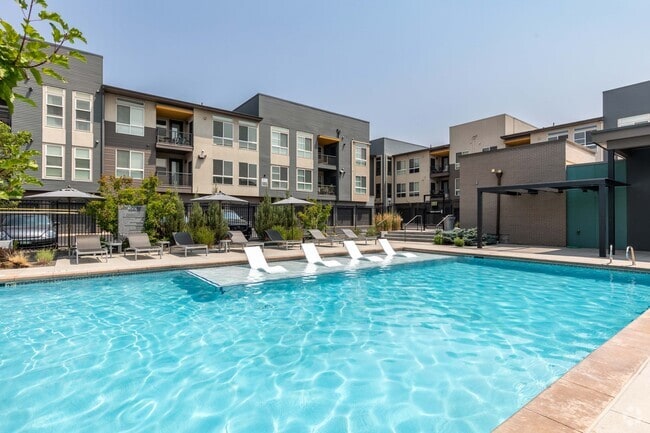 Overland Apartments For Rent With A Swimming Pool Denver Co