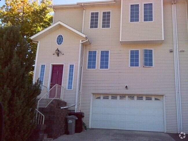 Pullman Halls Apartments for Rent with a Garage - Pullman, WA - Updated ...