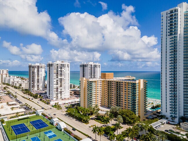 The Wave - Apartments in Hollywood, FL | Apartments.com