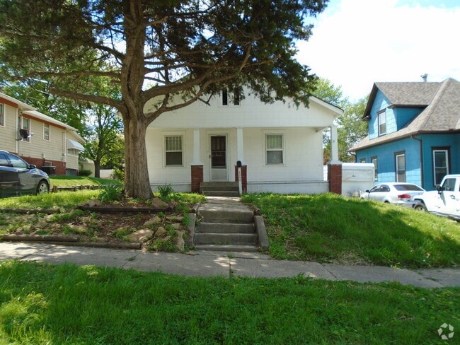 Brookdale Apartments for Rent with a Yard - Saint Joseph, MO - 1 ...