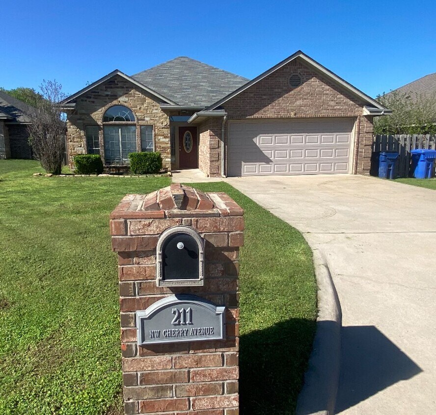 211 Northwest Cherry Avenue, Cache, OK 73527 - House Rental in Cache ...