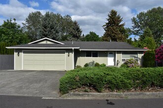 Kimberlee Park Apartments for Rent with a Yard - Bellevue, WA - Updated ...
