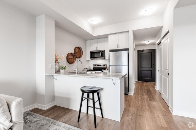 East End B Hamilton Apartments for Rent with a Living Room - Hamilton ...