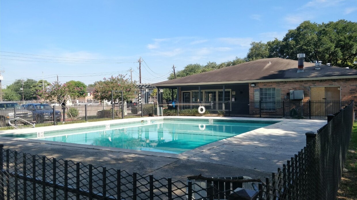 Sunset Crossing - 10630 Beechnut St Houston, TX 77072 | Apartments.com