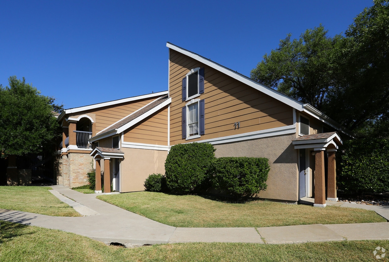 Point South And Bridge Hollow Apartments