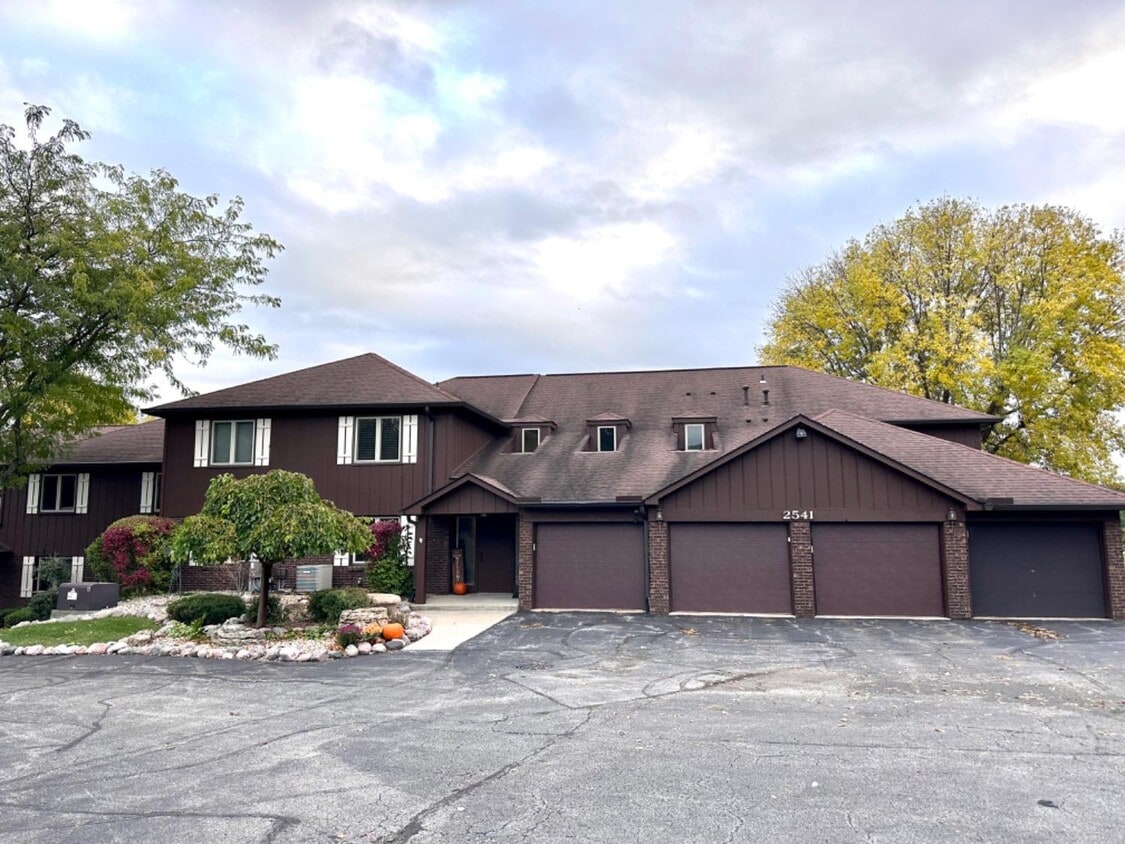 2541 E Lakeshore Dr, Crown Point, IN 46307 - Townhome Rentals in Crown Point IN | Apartments.com