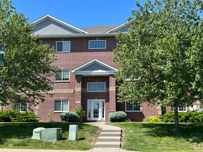 West Lake Seven Apartments for Rent with a Walk-In Closet - North ...