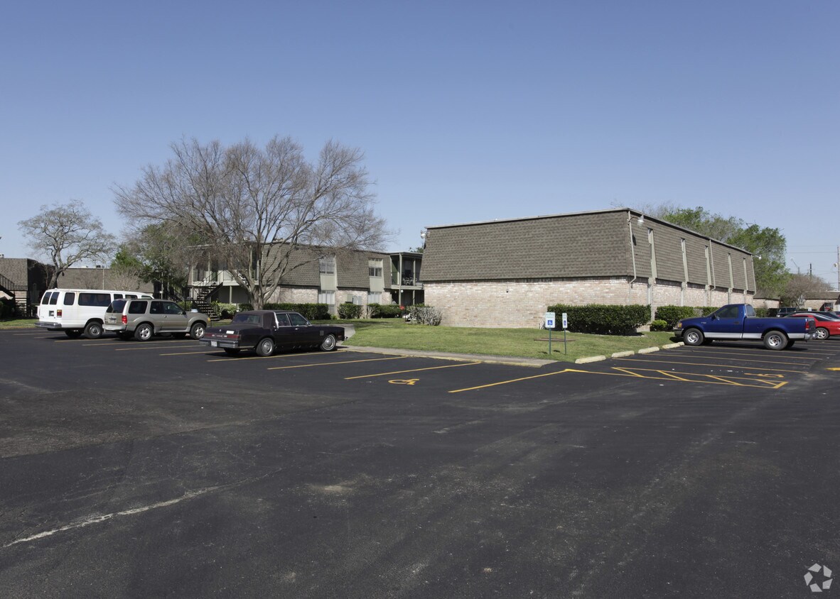 Highland Square Apartments - 2401 S Johnson St Alvin, TX 77511 ...