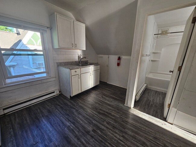 124 10th St SW Unit Upper, Cedar Rapids, IA 52404 - Room for Rent in ...