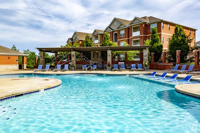 Hunters' Ridge Apartments for Rent with Extra Storage - Lawrence, KS ...