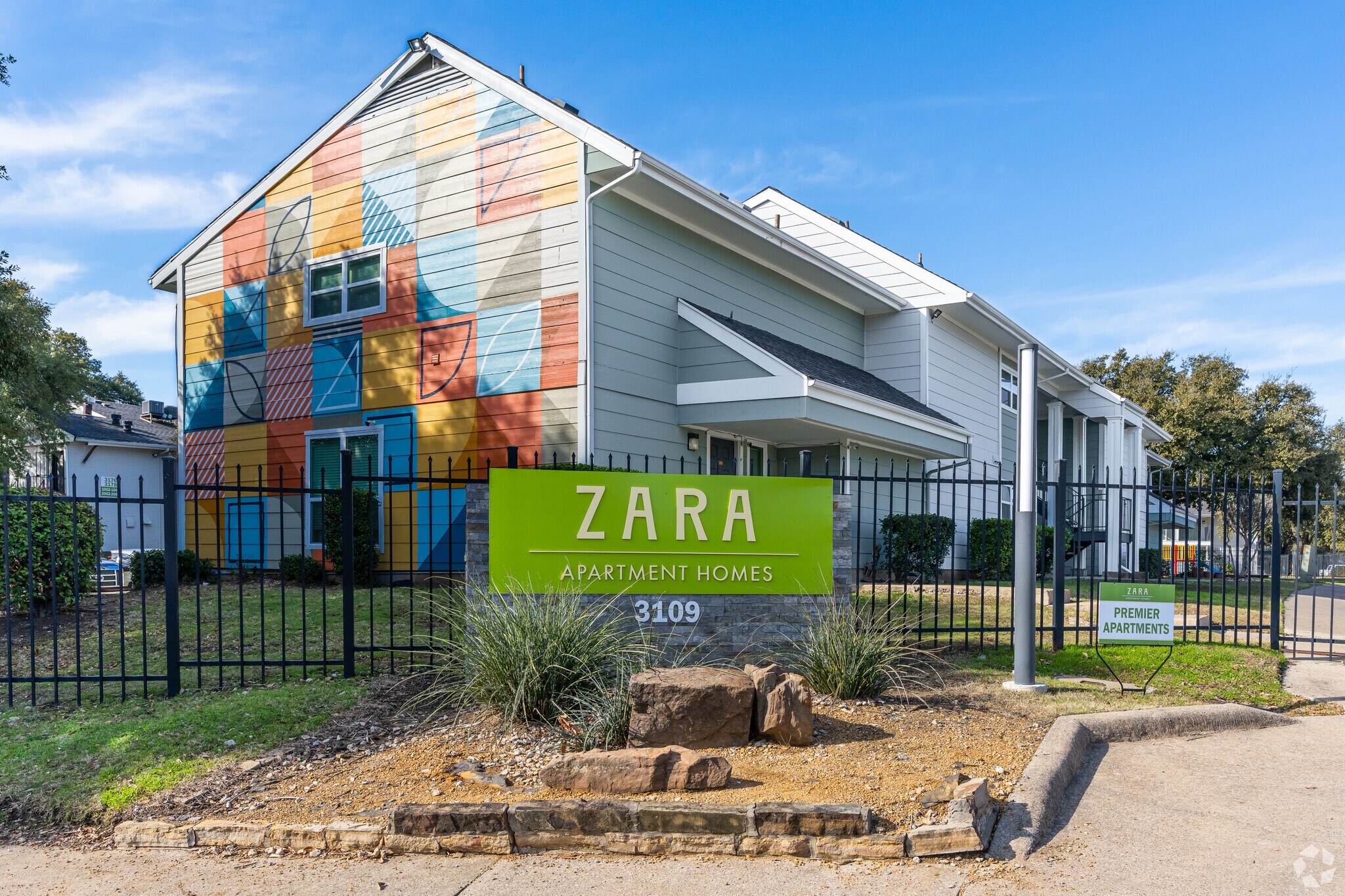 Zara Apartment Homes - 3109 Chapel Creek Dr Dallas, TX 75220 ...