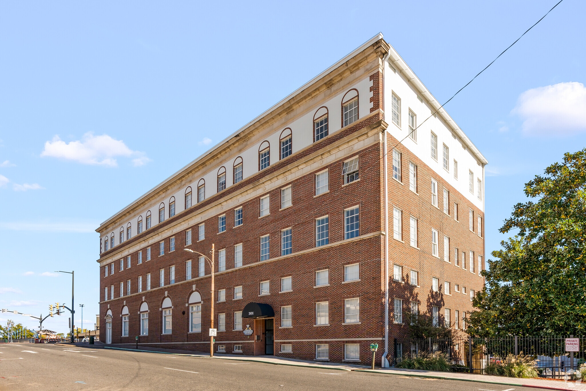 United Jewelers and Lee Hardware Apartments - 719 Edwards St Shreveport ...