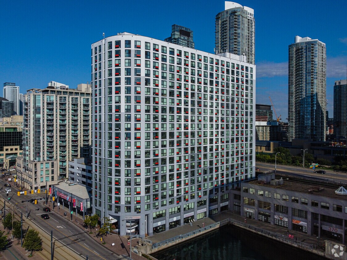 Maple Leaf Quay Appartements - 350 Queens Quay W Toronto, ON ...