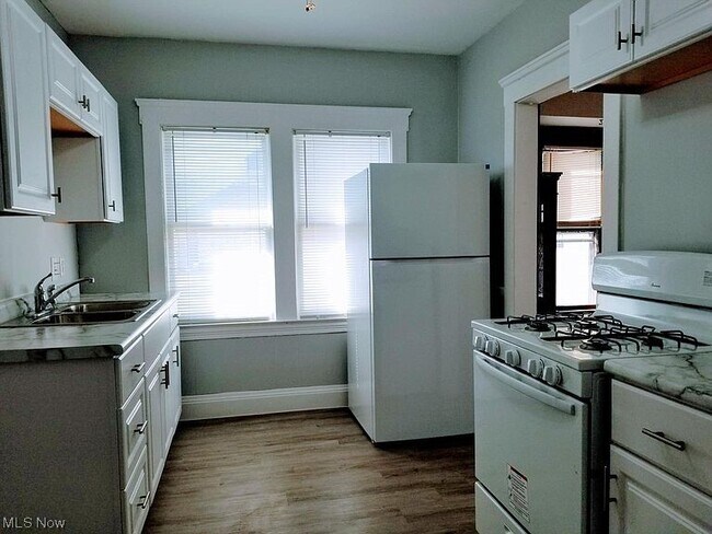 4249 W 50th St Unit Upstairs, Cleveland, OH 44144 - Room for Rent in ...