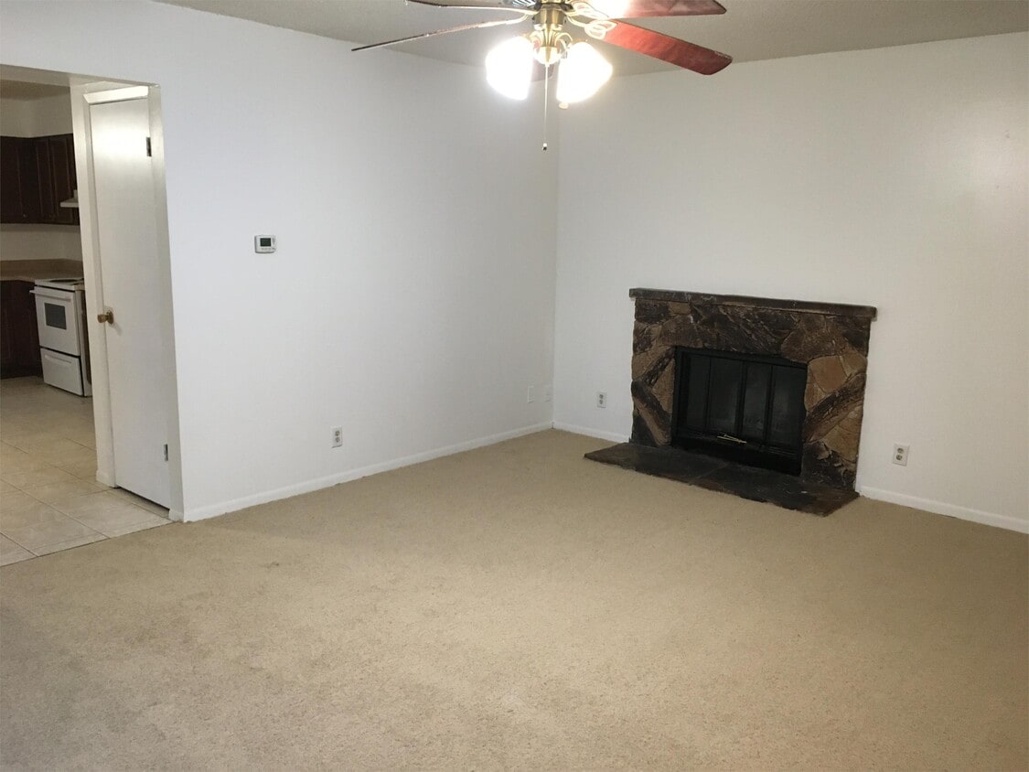 2433 Lakeshore Dr Unit 2, Pekin, IL 61554 - Room for Rent in Pekin, IL | Apartments.com