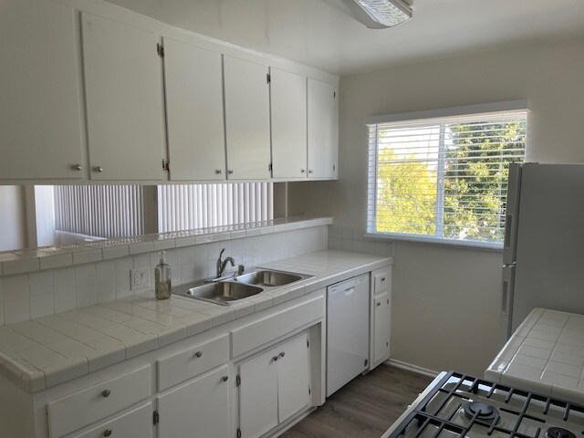 220 S Doheny Dr, Beverly Hills, CA 90211 - Apartments in Beverly Hills ...