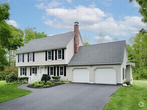 Apartments for Rent with Garages in Windham, NH