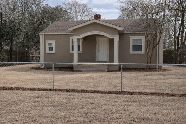 Apartments for Rent with Hardwood Floors in Robins Manor, Warner Robins ...