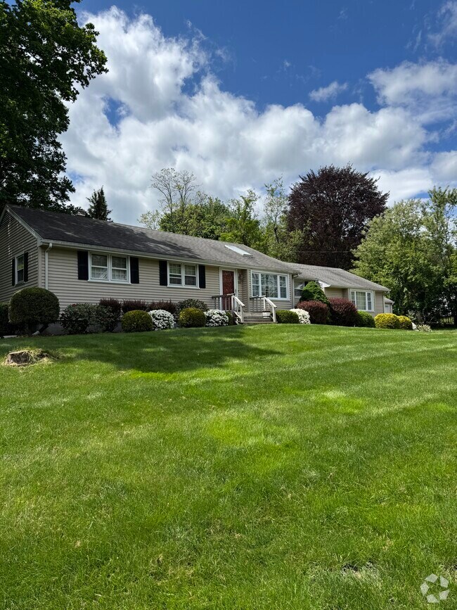 Apartments for Rent with Garages in Long Hill, CT