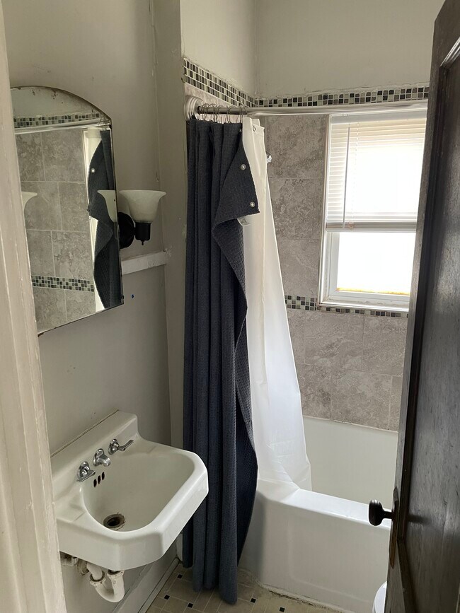 433 Vine St Unit 3, Eau Claire, WI 54703 - Apartments in Eau Claire, WI ...