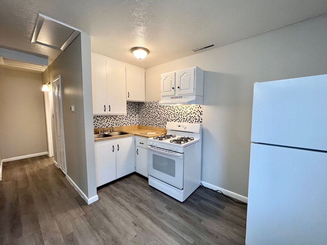 802-806 Sunset Rd Unit 802 Sunset Road, Colorado Springs, CO 80909 - Room for Rent in Colorado ...