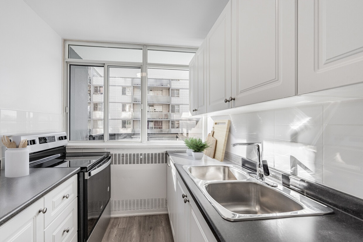 Shoreline Towers Apartments - 2313-2323 Lakeshore Blvd W Toronto, ON ...
