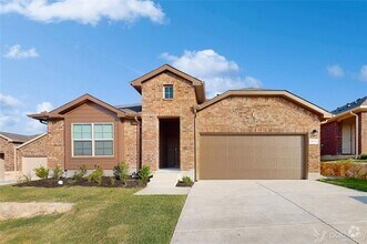 Falcon Ridge Legacy Apartments for Rent with a Swimming Pool - Fort ...