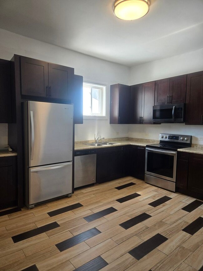 7055 N Clark St, Chicago, IL 60626 - 7055 N Clark St Chicago, IL 60626 ...