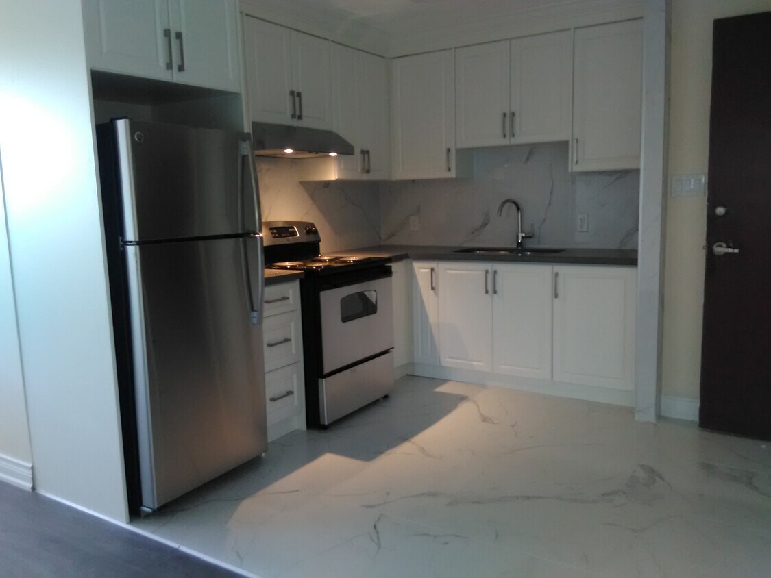 200 Cosburn Av Unit 2 brm Apt with Balcony, Toronto, ON M4J 2M1 ...