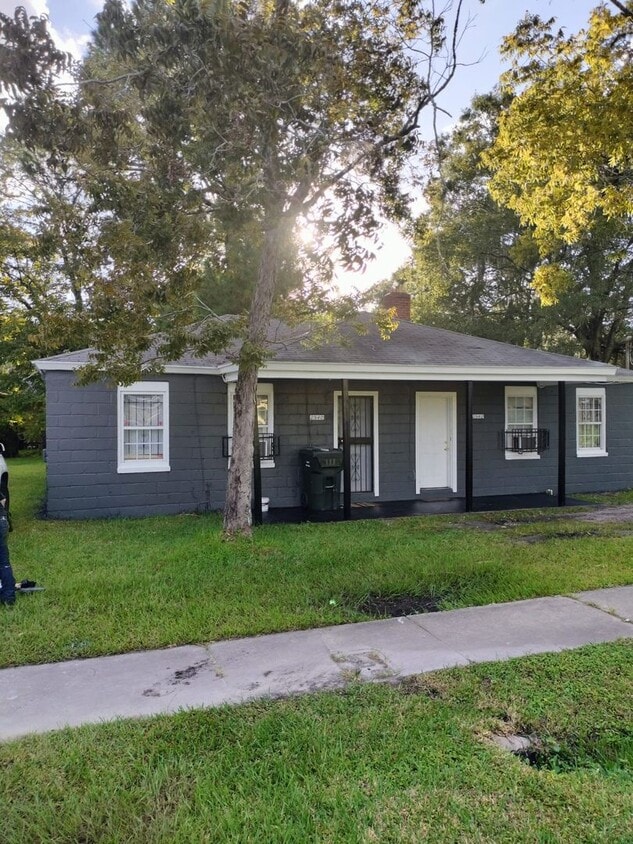 2542-2542 Moncrief Rd Unit 2542, Jacksonville, FL 32209 - Room for Rent ...