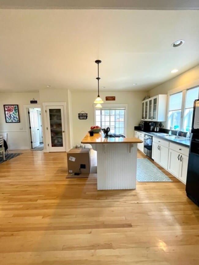 1690 N W Lepage Pl Unit #1, Bend, OR 97703 - Room for Rent in Bend, OR ...