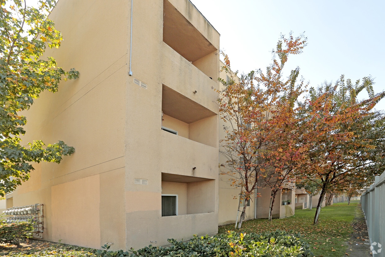 ML Shepard Manor (55+ Community) - 2330 Santa Ana S Los Angeles, CA ...