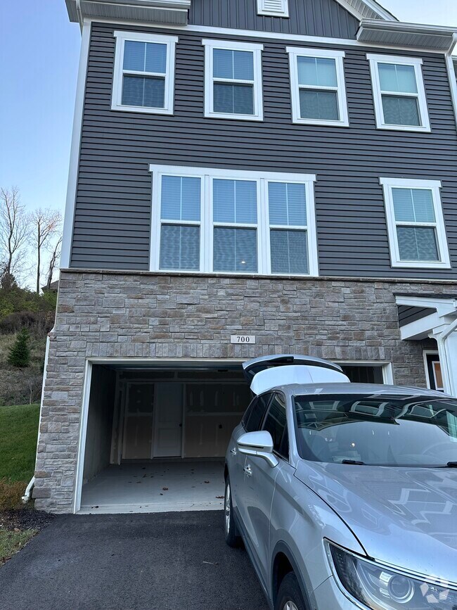 Inglefield Estates Apartments for Rent with a Garage - Pittsburgh, PA ...