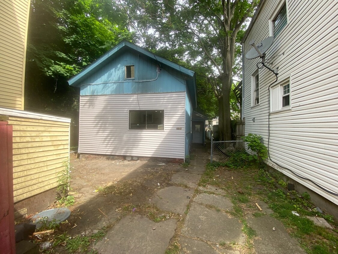 310 W 18th St Unit 310 1/2 W 18th St Back, Erie, PA 16502 - Room for Rent in Erie, PA ...