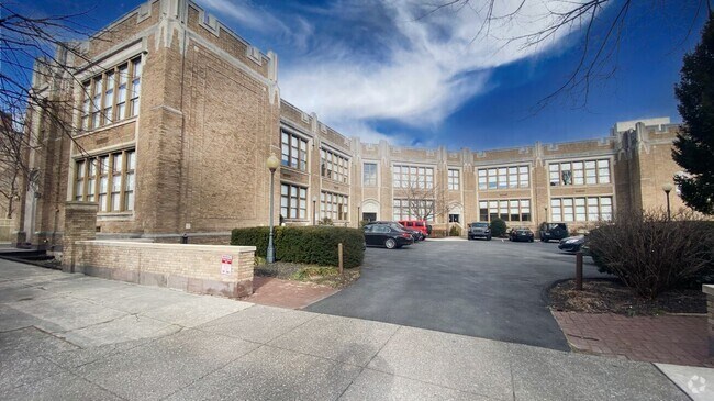 Fox Ridge Historic District Apartments for Rent with a Yard ...