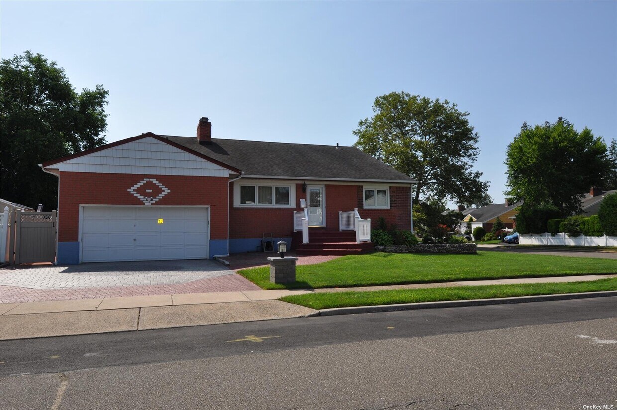 10 Irene N Ln, Plainview, NY 11803 - House Rental in Plainview, NY ...