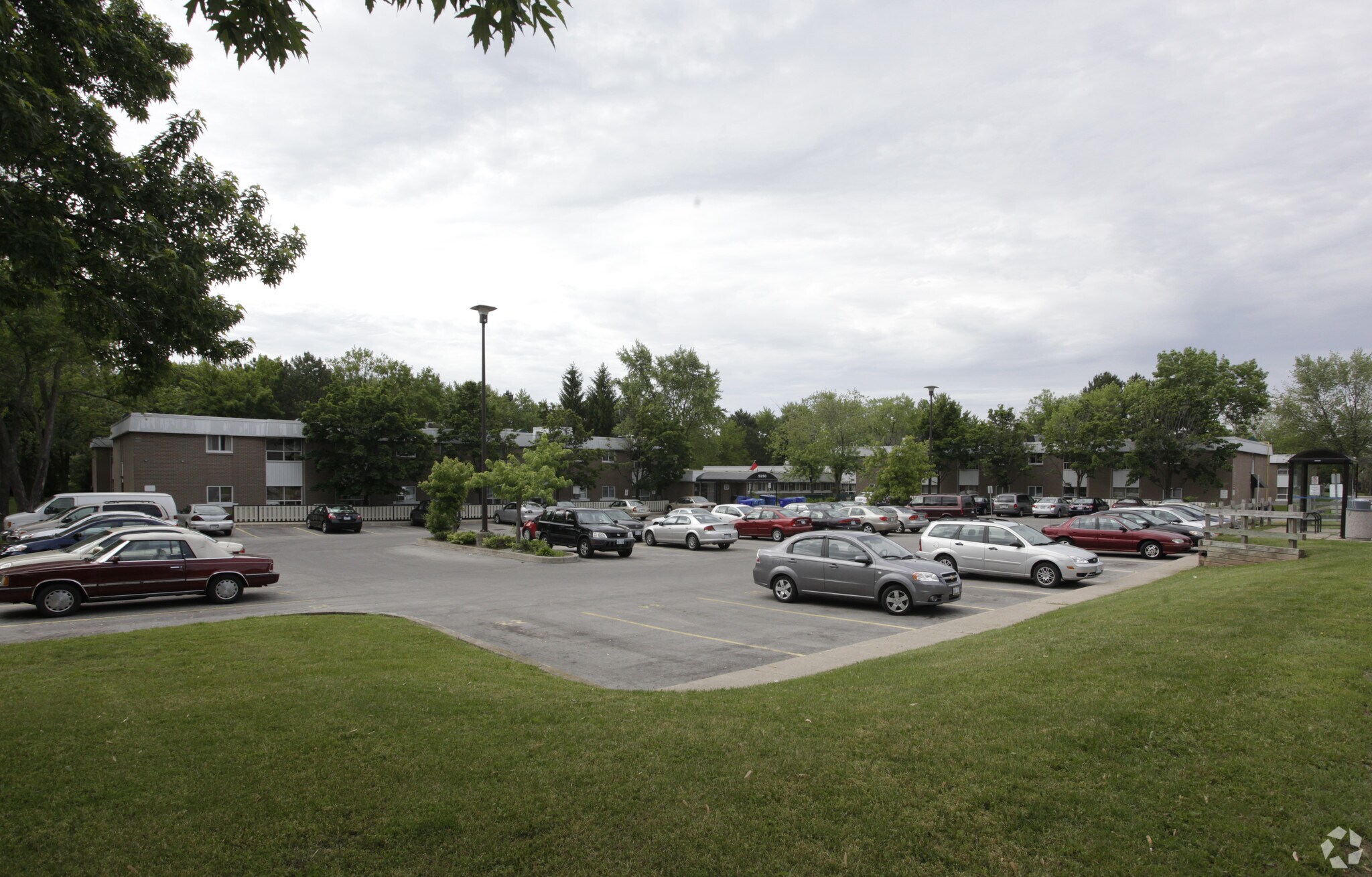 5250 Pinedale Ave, Burlington, ON L7L 3V8 Apartments - 5250 Pinedale ...