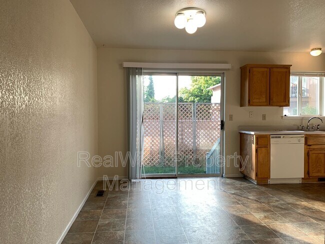 249 SW Rogue River Ave Unit D, Grants Pass, OR 97526 - Condo for Rent ...