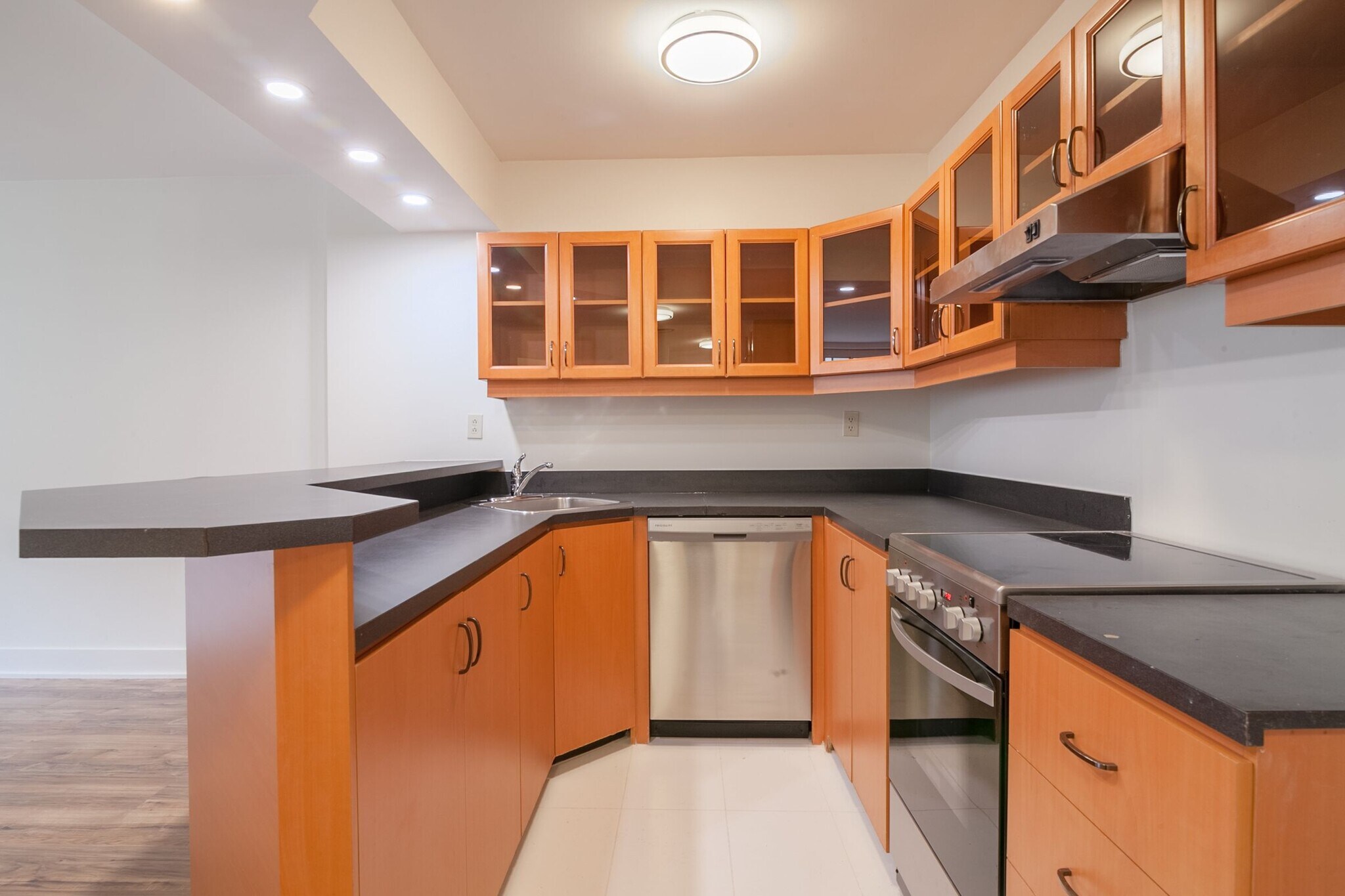 3555 Chem. De La Côte-Des-Neiges Unité 122, Montréal, QC H3H 1V2 ...
