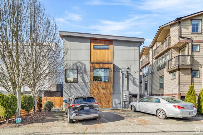 Seaview Seattle Apartments for Rent with a Dog Park - Seattle, WA - 1 ...