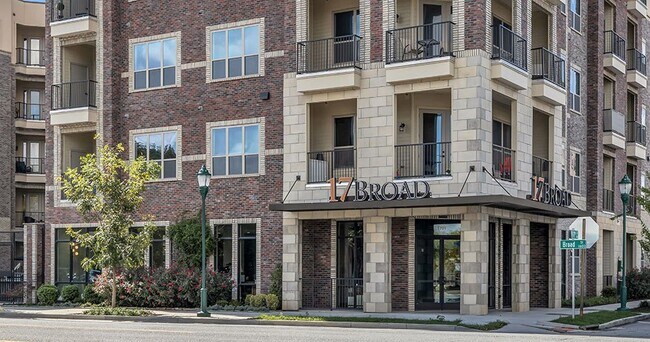 17 Broad - 1701 Broad St Chattanooga, TN - Apartments for Rent in ...