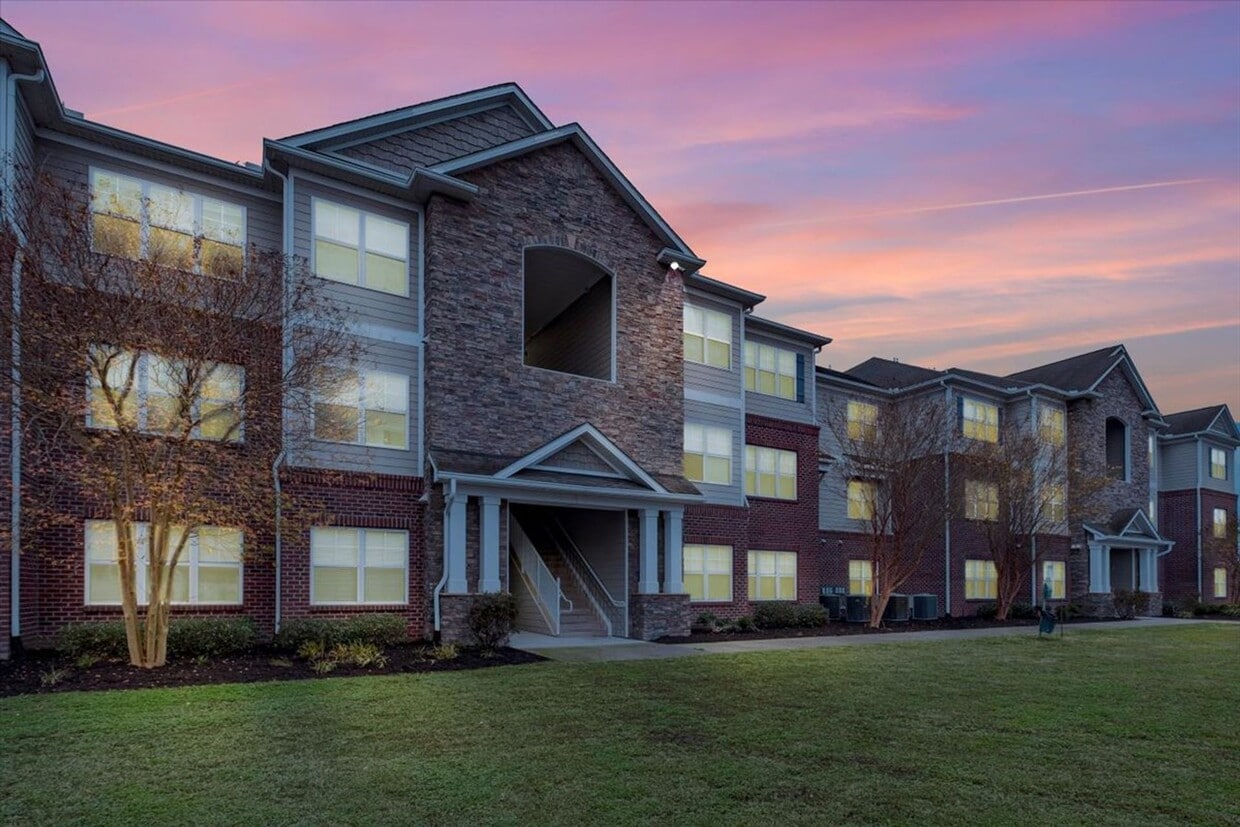 Liberty Pointe Luxury Apartments - 1000 Yorktown Ln Midway Park, NC ...