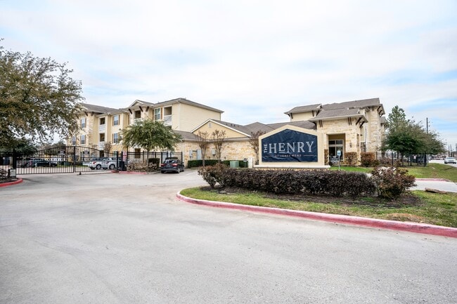 The Henry at Jones Road Rentals in Houston at 11925 Jones Rd Houston ...
