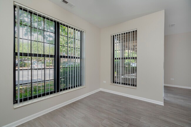 Clover Ridge East Apartments Apartments - 1445 E Evergreen Dr Palatine ...