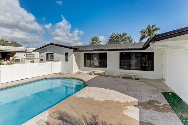 2121 NE 51st Ct Unit 2121, Fort Lauderdale, FL 33308 - Room for Rent in ...
