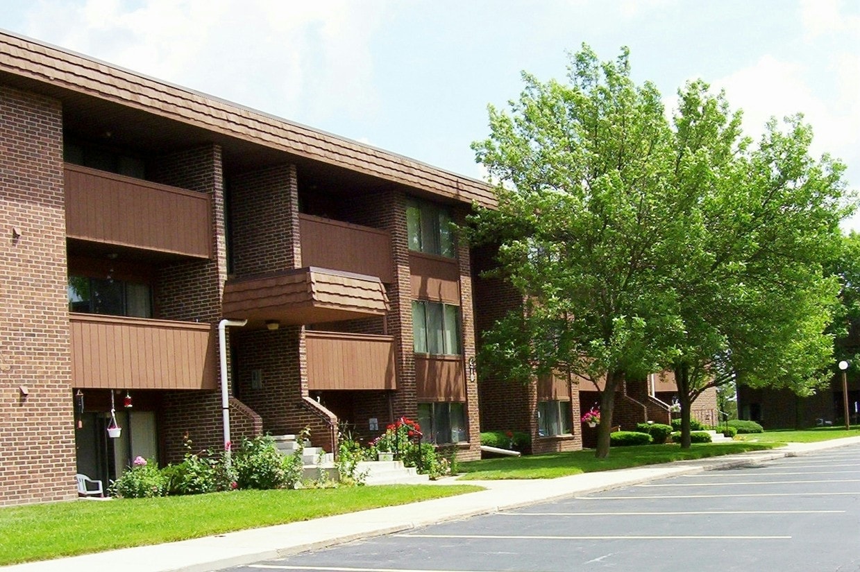Old Orchard By The Bay Apartments - 440 Old Orchard Dr Essexville, MI ...