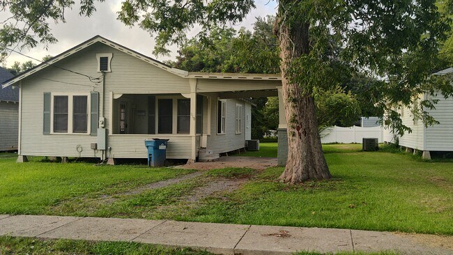 Apartments for Rent with Yard in Roanoke LA