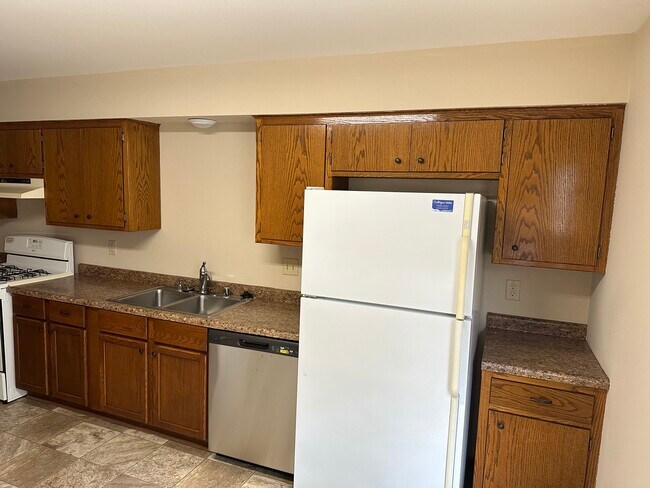 2421 Pebble Valley Rd, Waukesha, WI 53188 - Townhome Rentals in ...