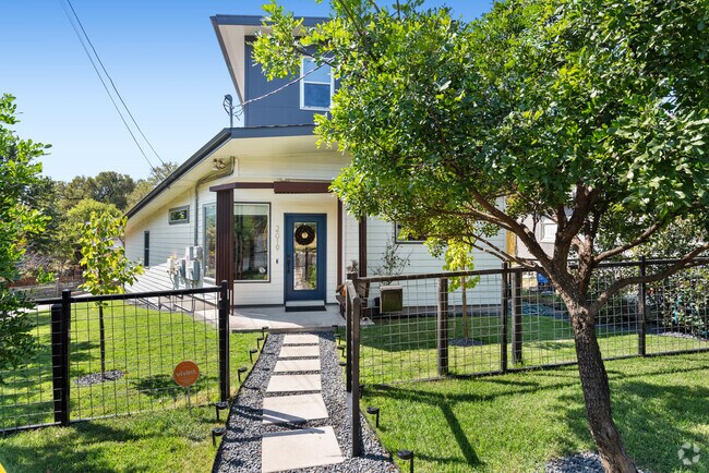 East Downtown Apartments for Rent with a Yard - Austin, TX - 2 Rentals ...